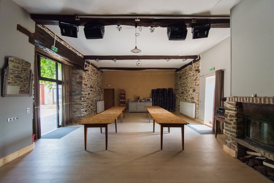 grande salle ferme pédagogique AFAC (2) (934 x 627) - Au Fer à Cheval